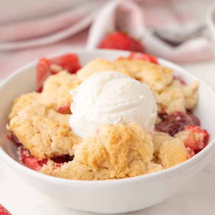 Creamy and Slightly Tangy Strawberry Dump Cake Recipe